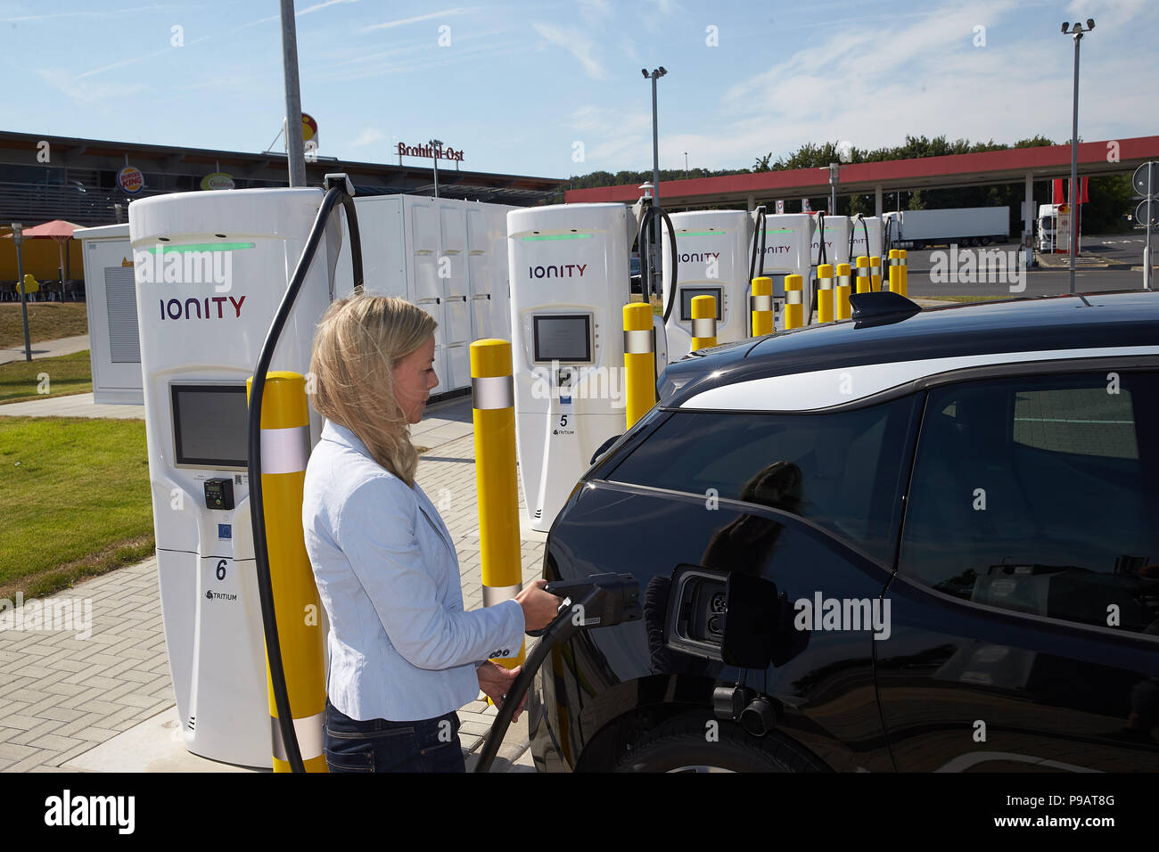 Brohltal, Germany. 28th June, 2018. A driver charging her electric car ...