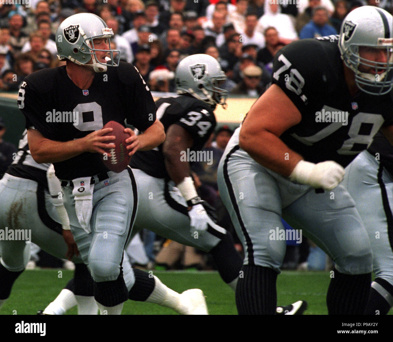 Oakland, California, USA. 10th Dec, 1995. Oakland Raiders vs ...