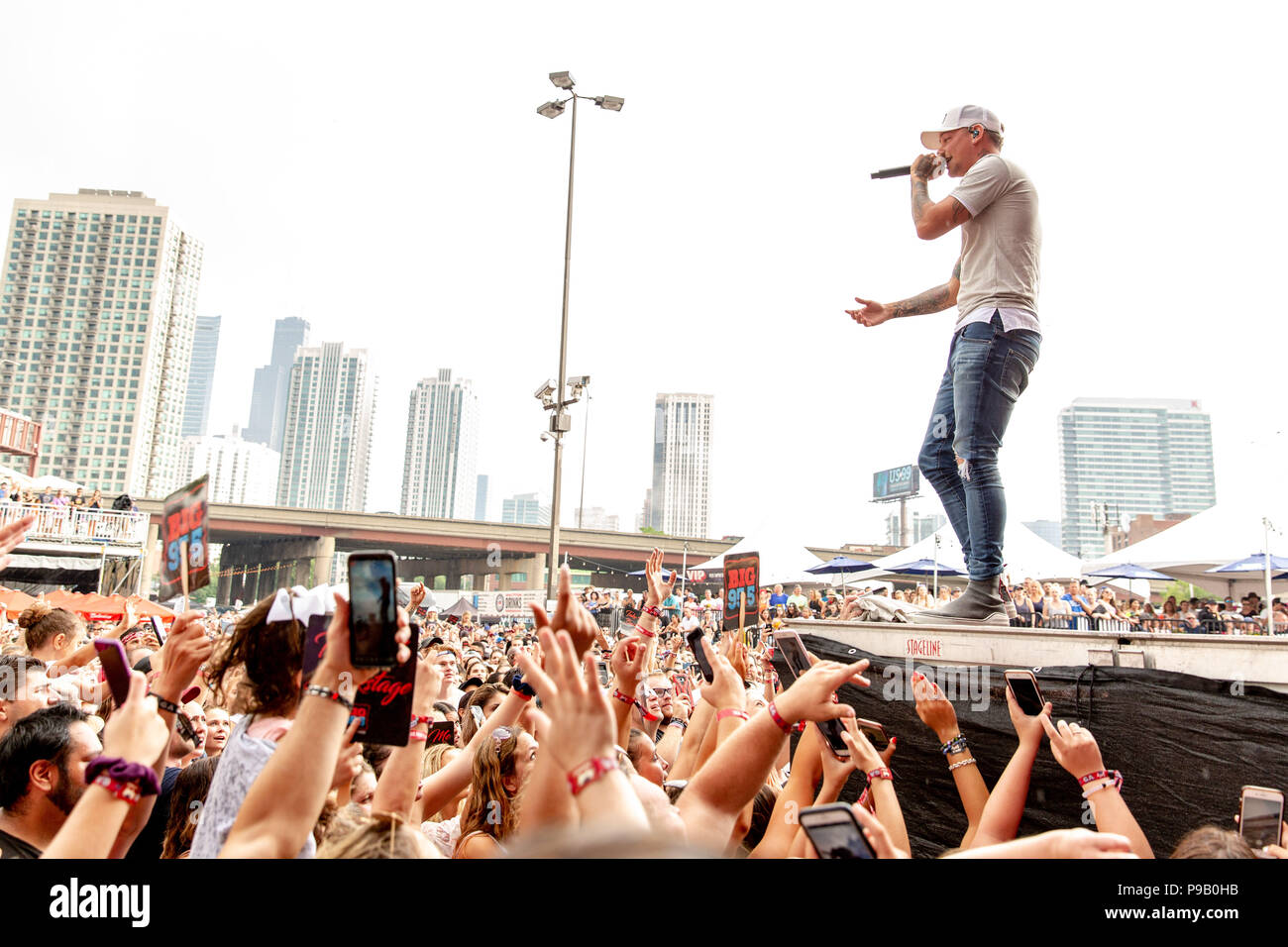 Kane brown crowd hi-res stock photography and images - Alamy