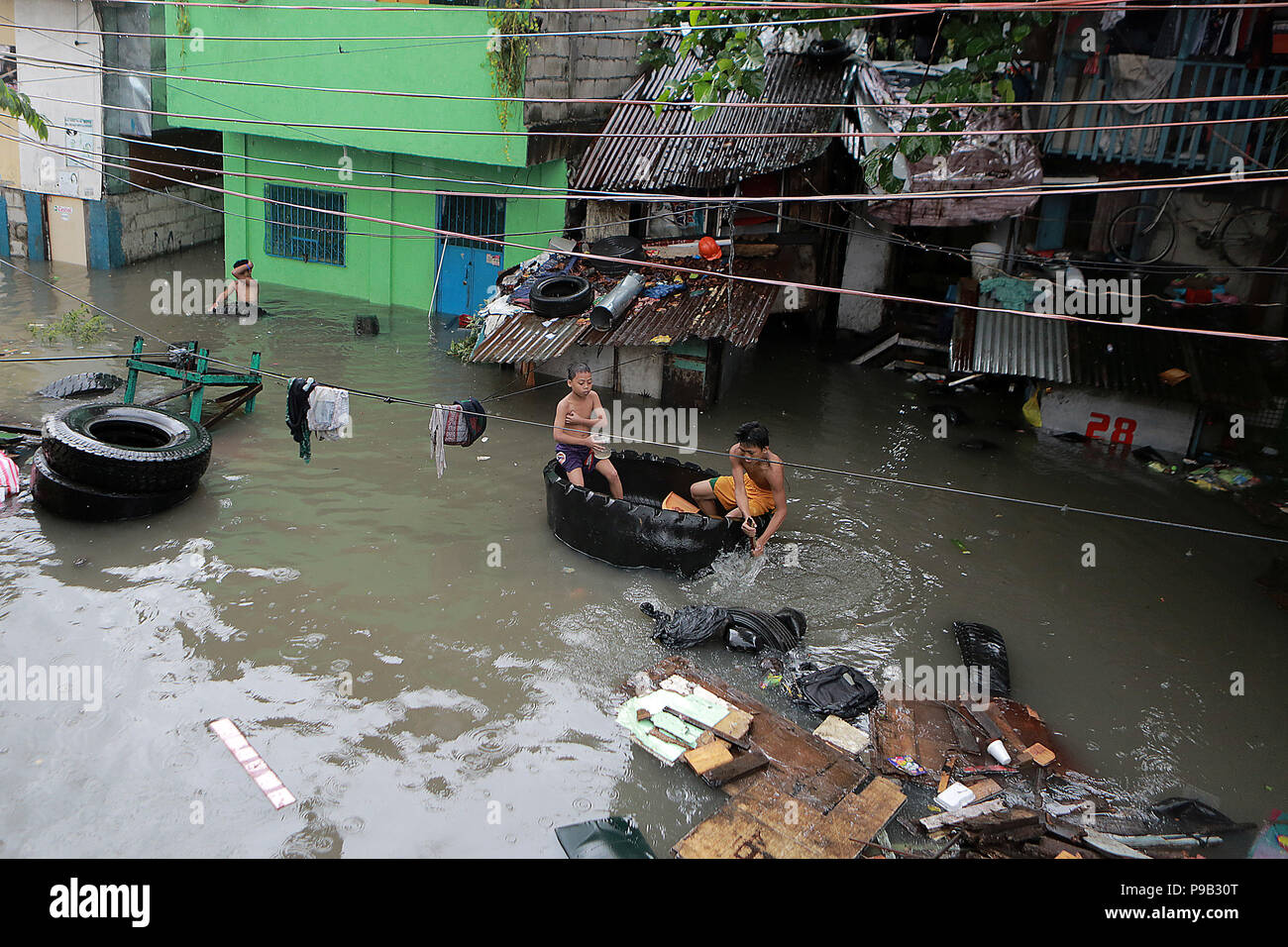 Quezon City, Philippines. 17th July, 2018. Residents use a discarded ...