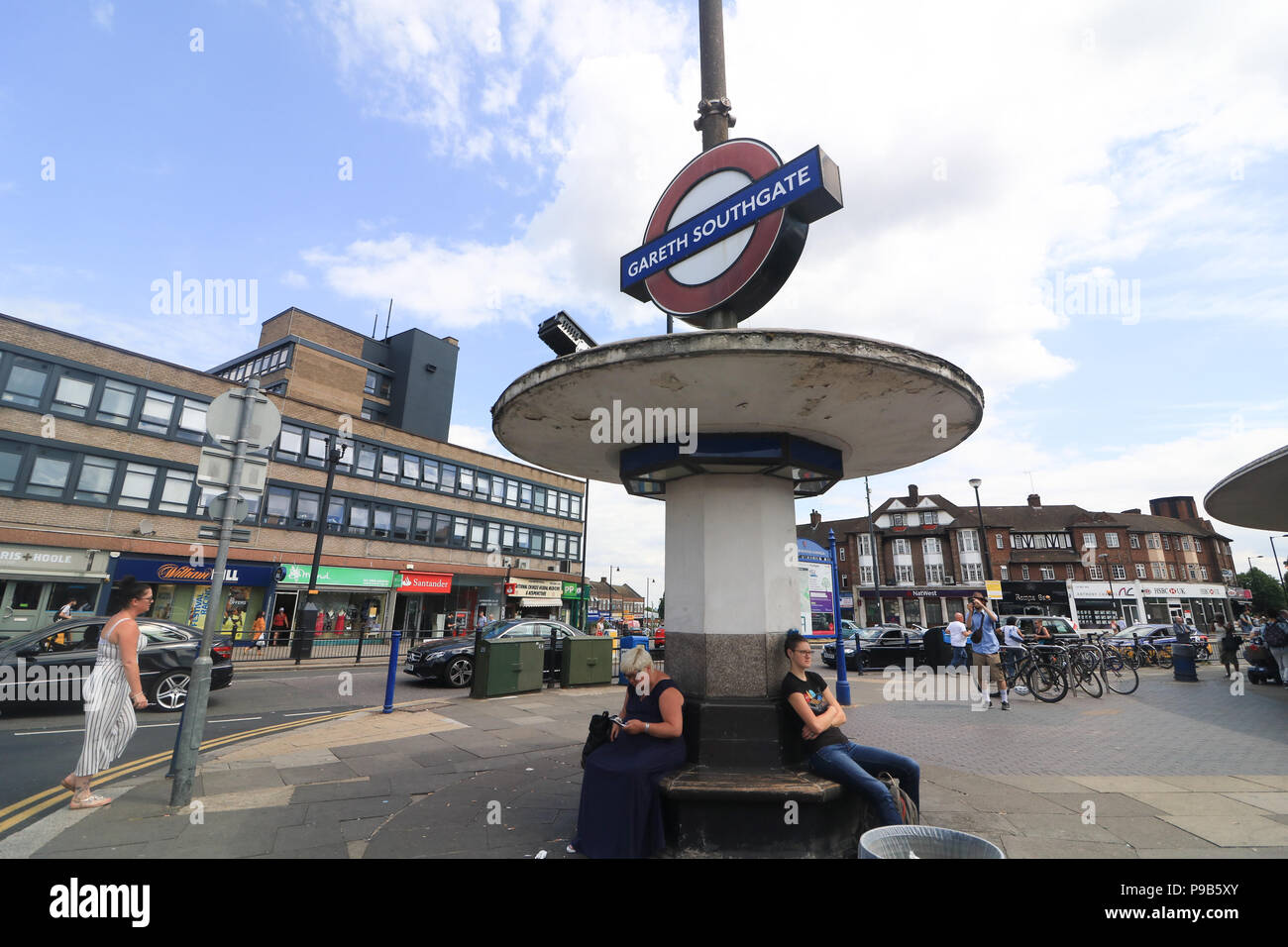 Southgate station on piccadilly line hi-res stock photography and ...