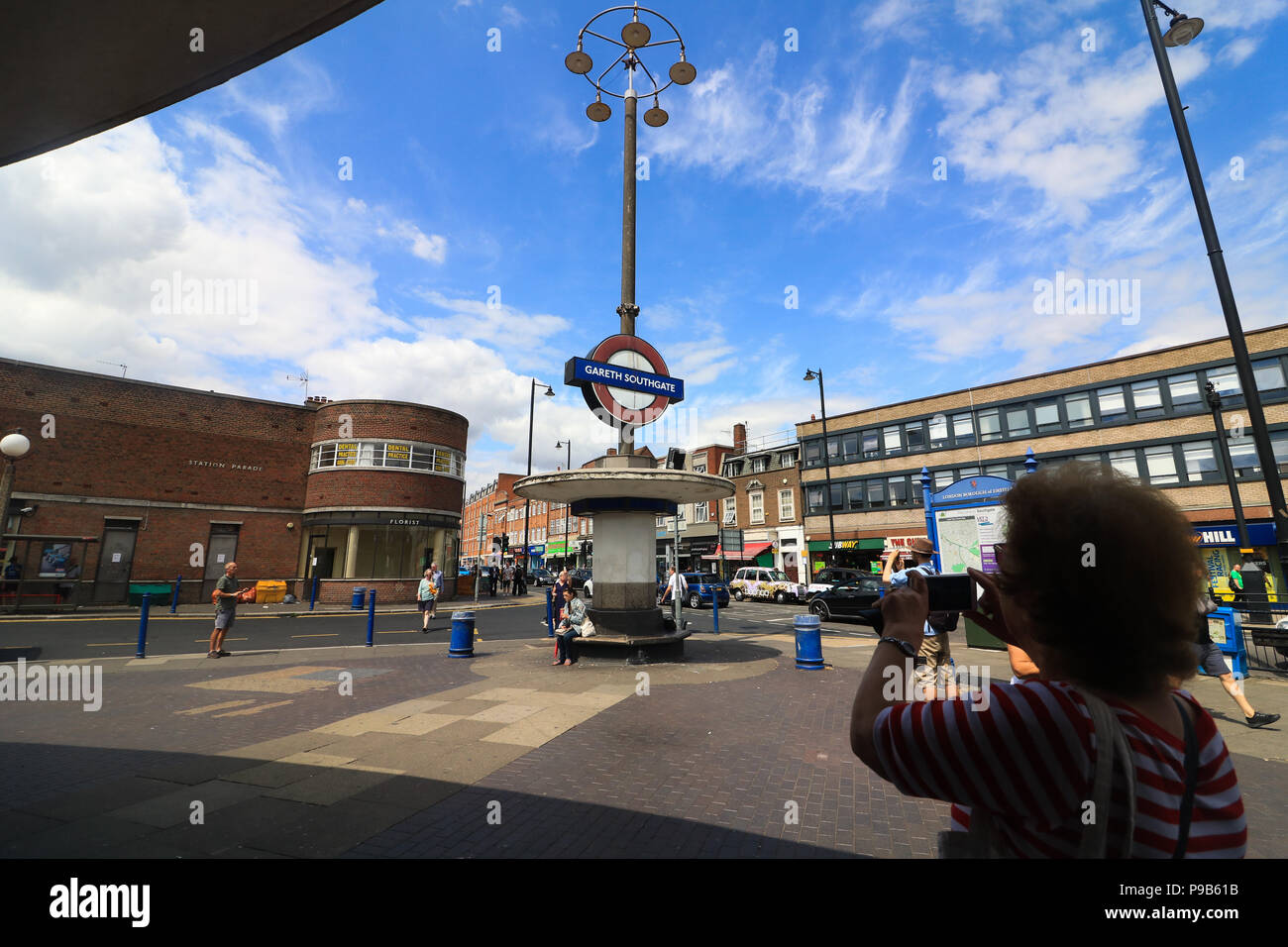 Southgate station on piccadilly line hi-res stock photography and ...