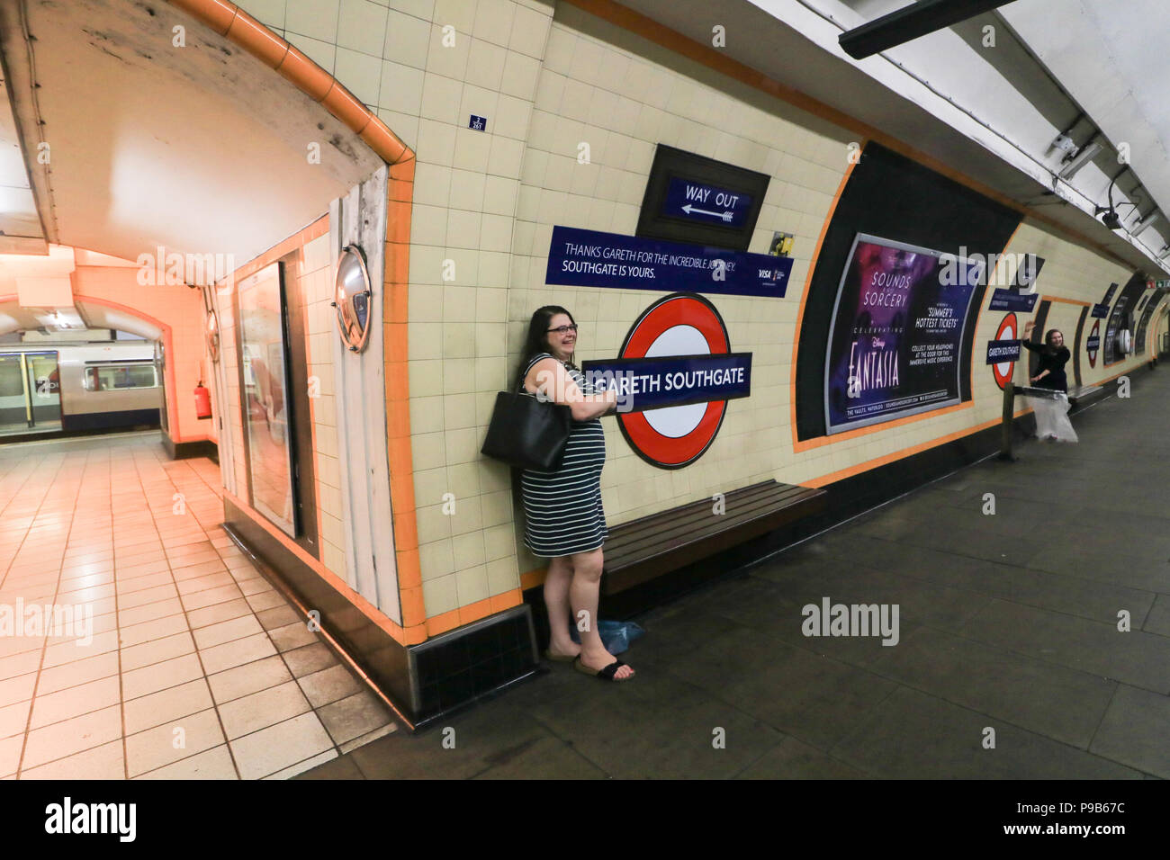 Southgate station on piccadilly line hi-res stock photography and ...