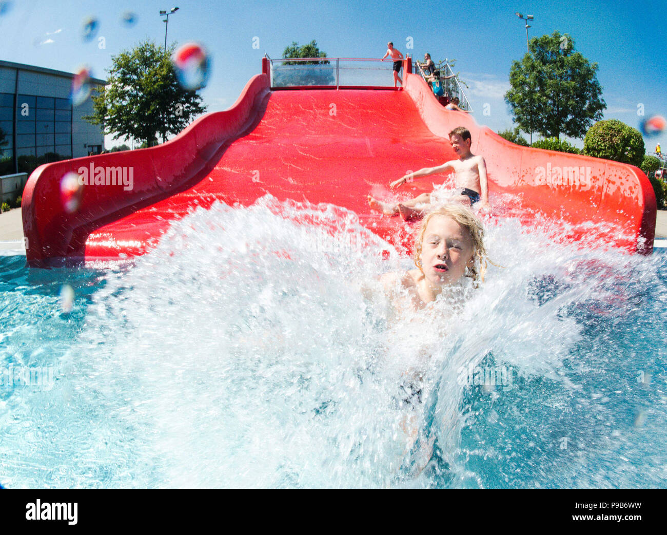 Duesseldorf, Germany. 17th July, 2018. Two kids jump into the pool from ...