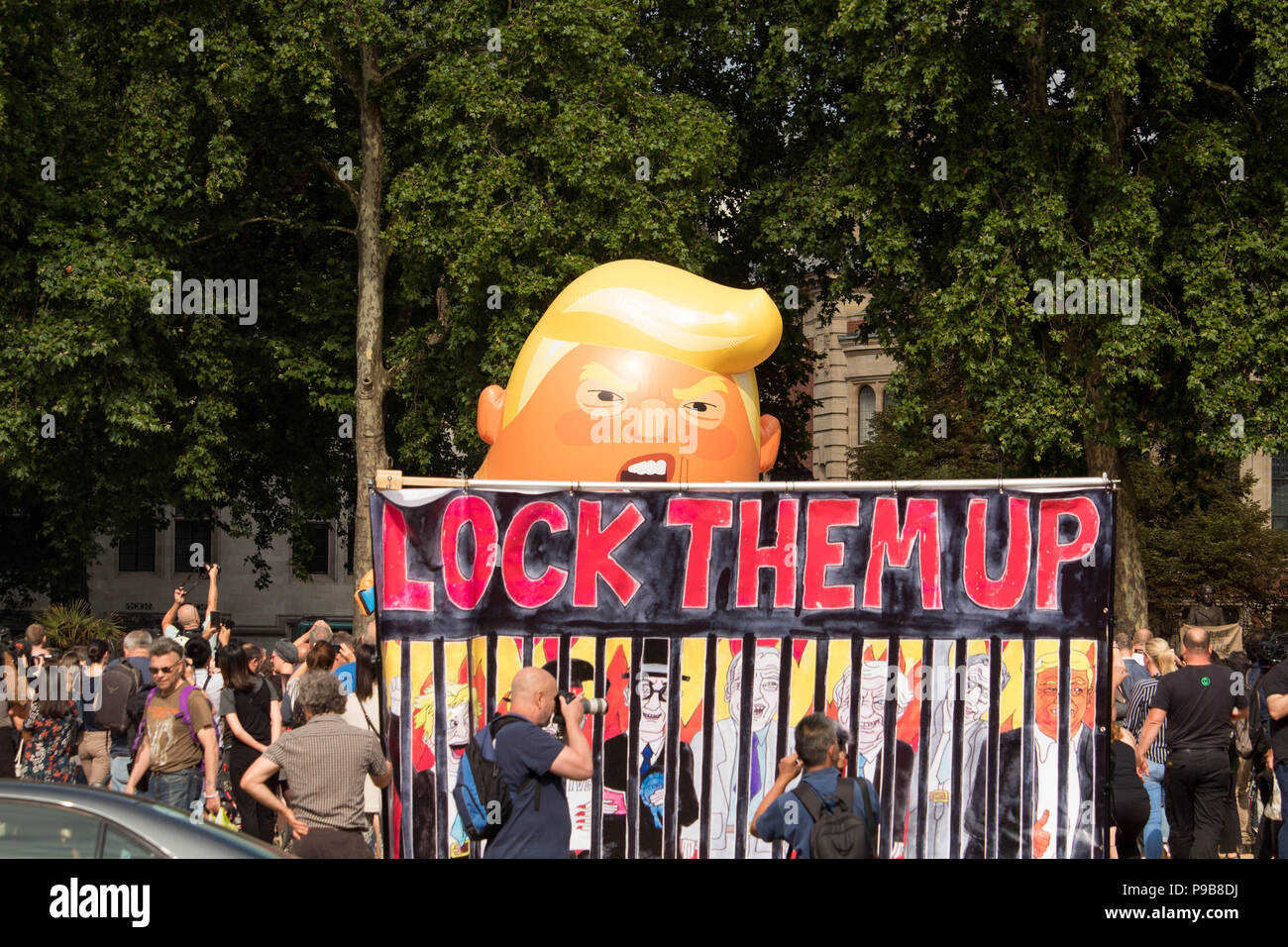 Giant trump sign hi-res stock photography and images - Alamy