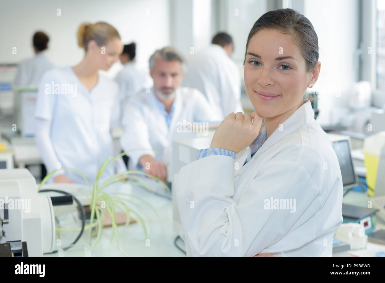 pretty female laboratory scientist Stock Photo - Alamy