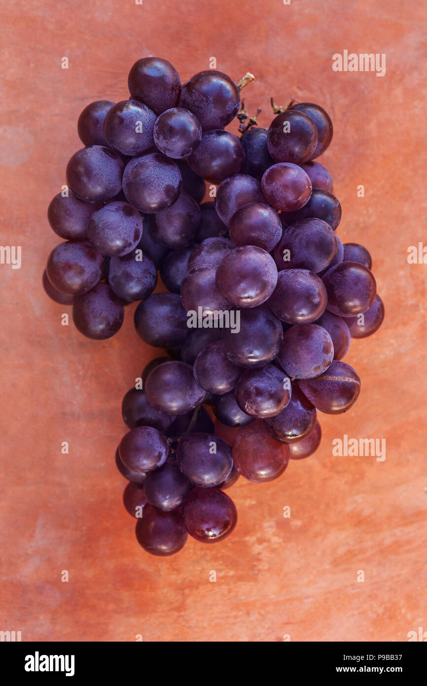 Bunch of fresh red grape hi-res stock photography and images - Alamy