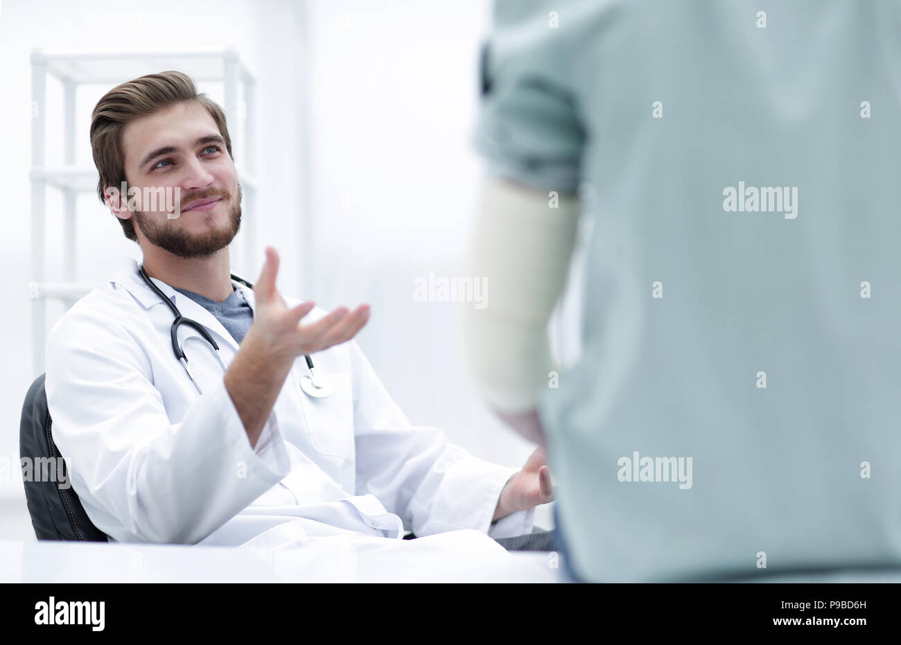 confident doctor explaining the patient's diagnosis Stock Photo - Alamy