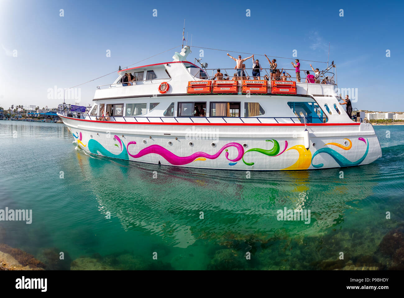 Tour cruise ship entering harbour hi-res stock photography and images ...