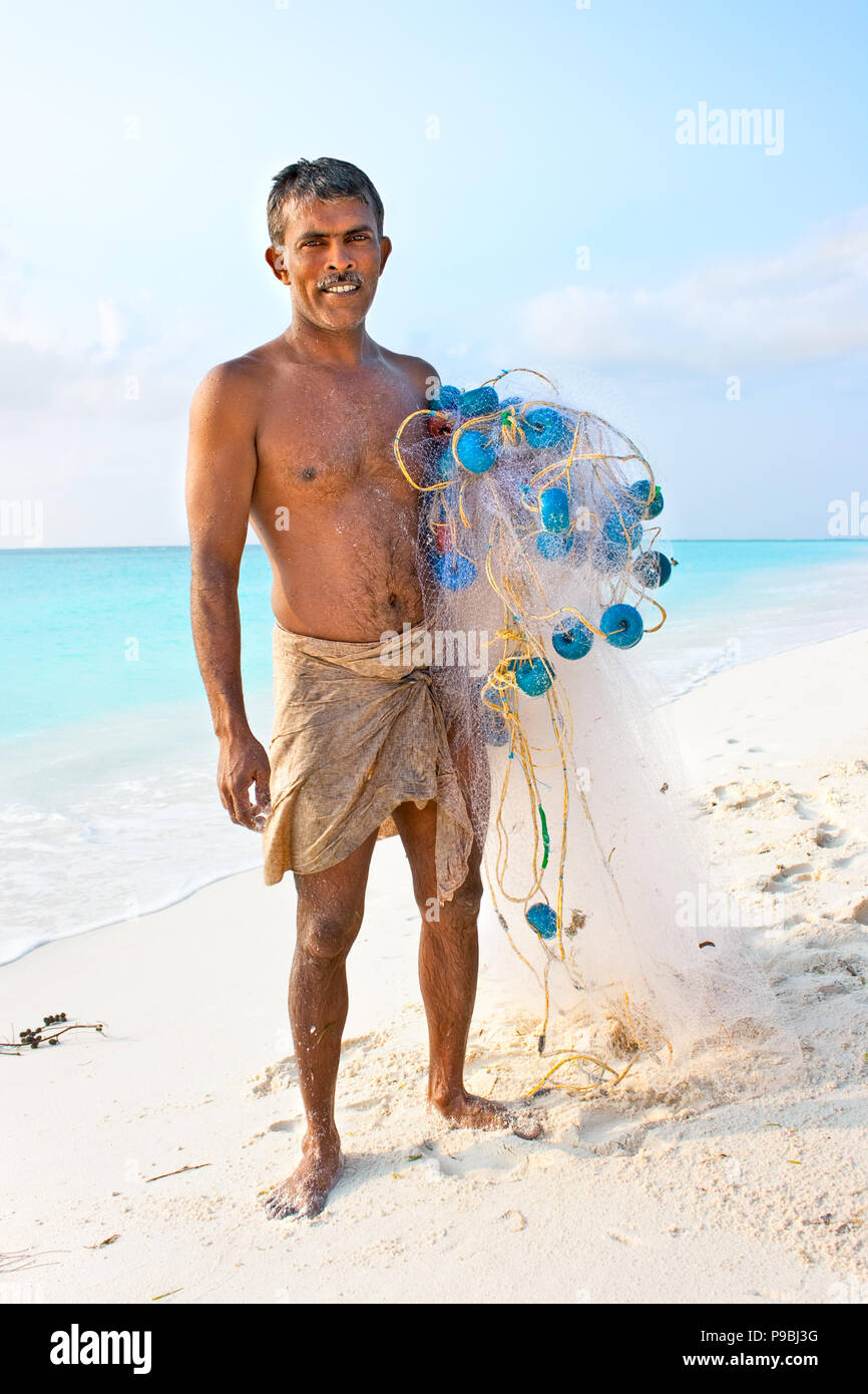 Fishermen with net on tropical beach , India Stock Photo - Alamy
