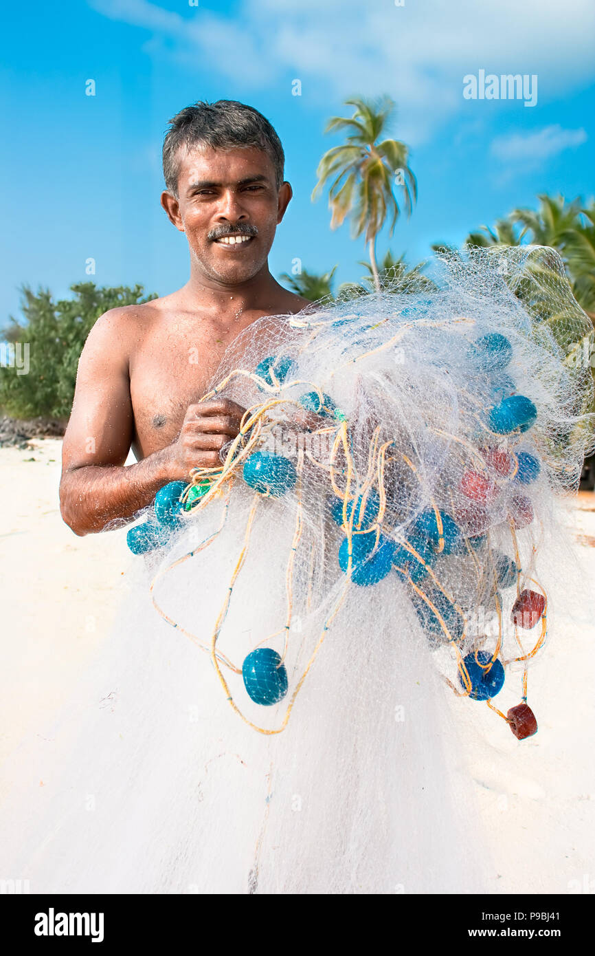 Fishermen with net on tropical beach , India Stock Photo - Alamy