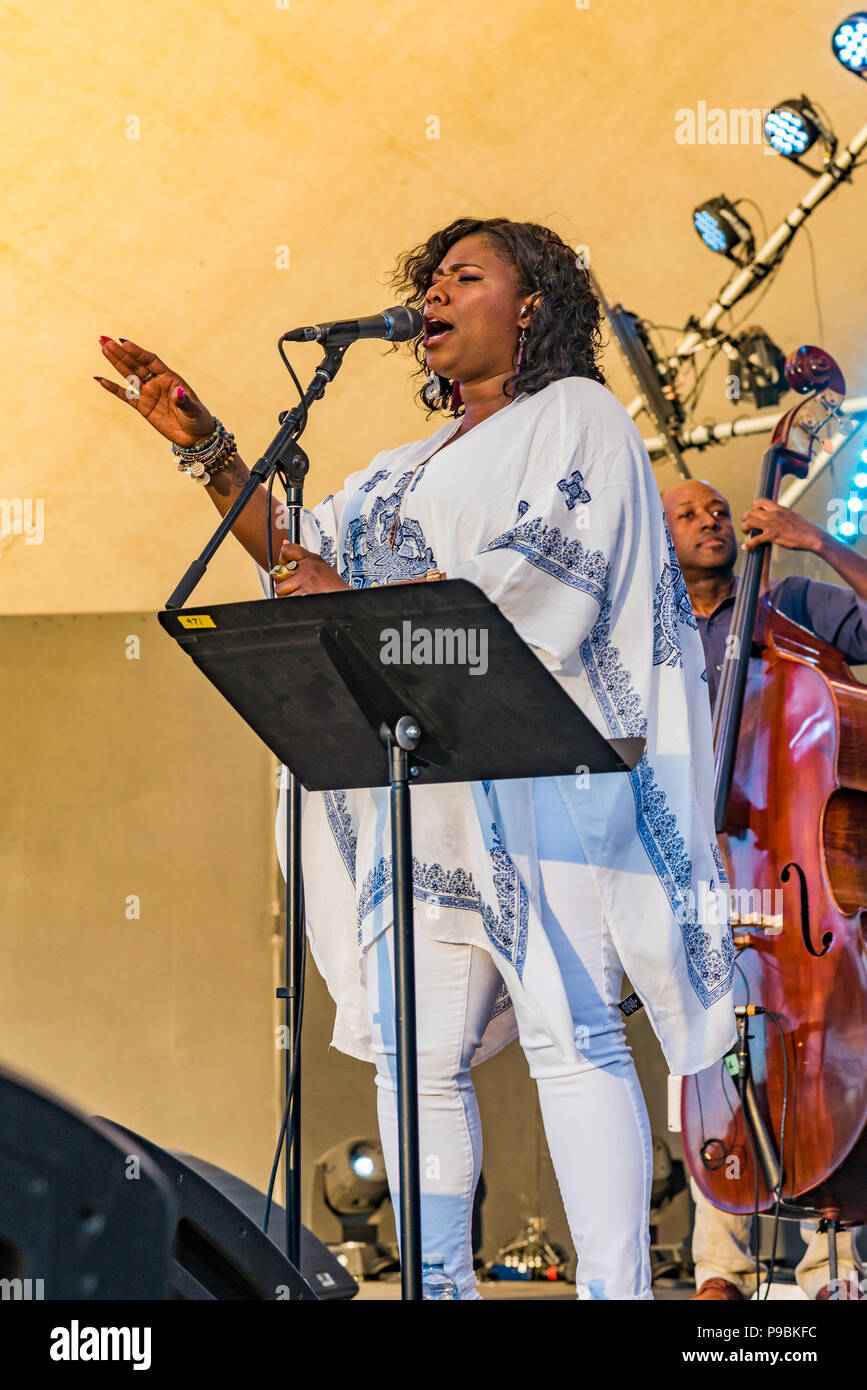 Live performance Quiana Parler of Ranky Tanky, Vancouver Folk Music ...