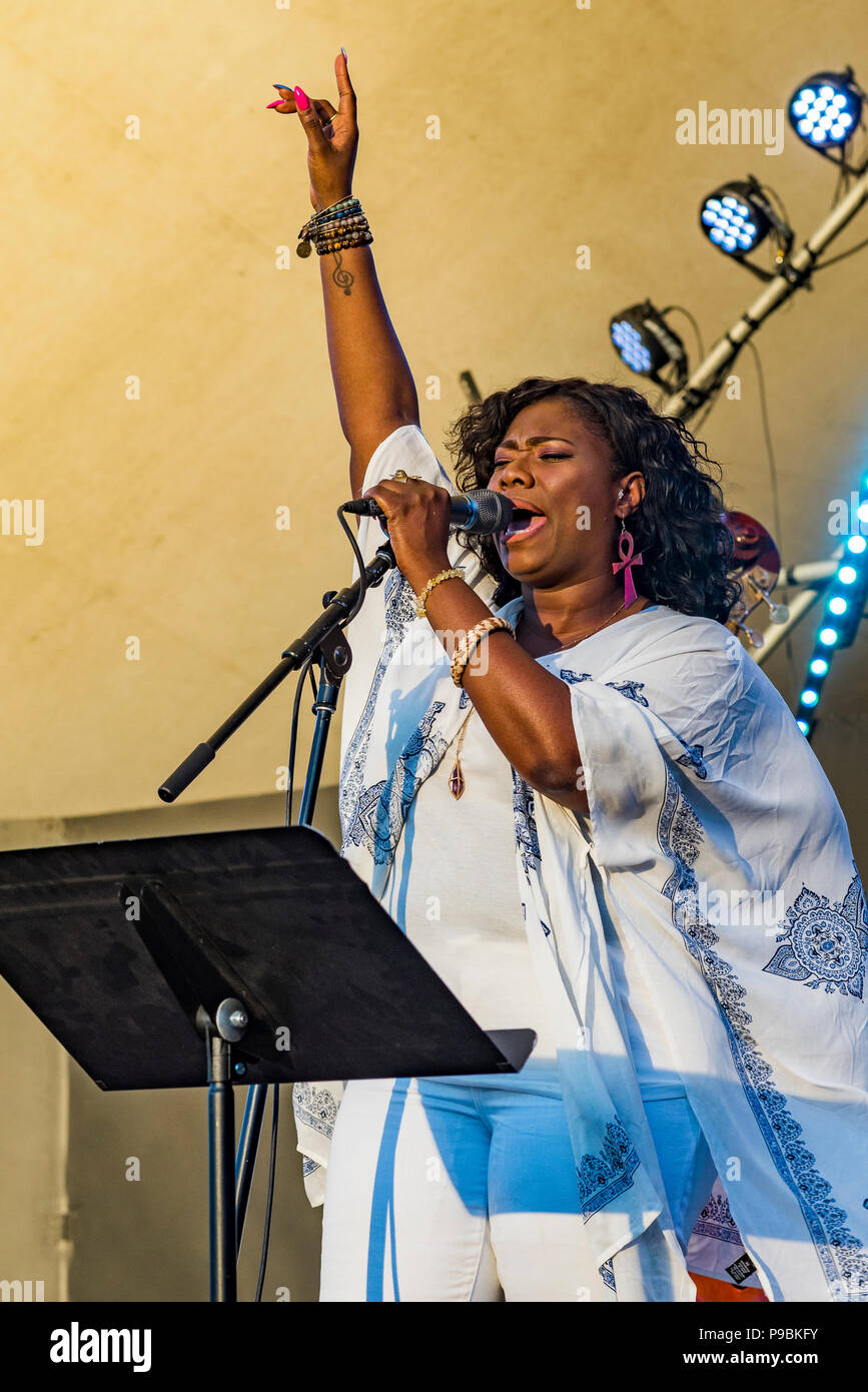 Live performance Quiana Parler of Ranky Tanky, Vancouver Folk Music ...