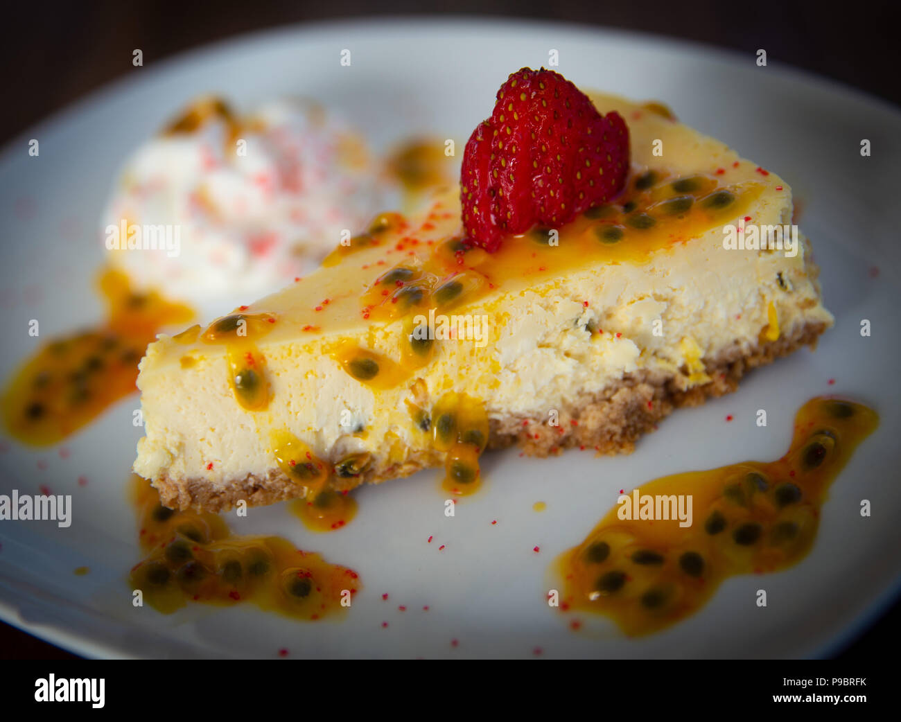 Plated cheese cake hi-res stock photography and images - Alamy