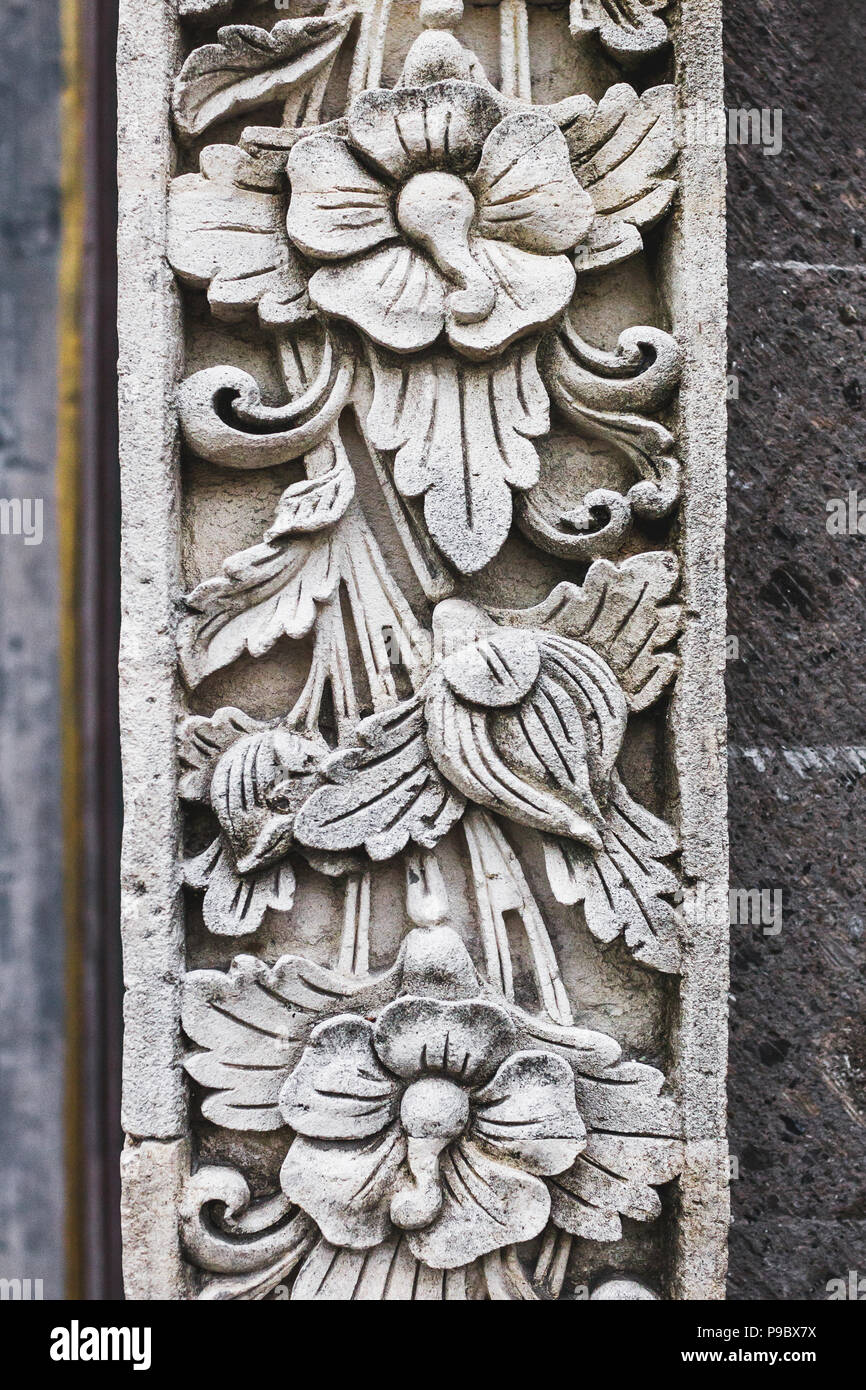 Traditional balinese stone carving, wall in temple Stock Photo - Alamy