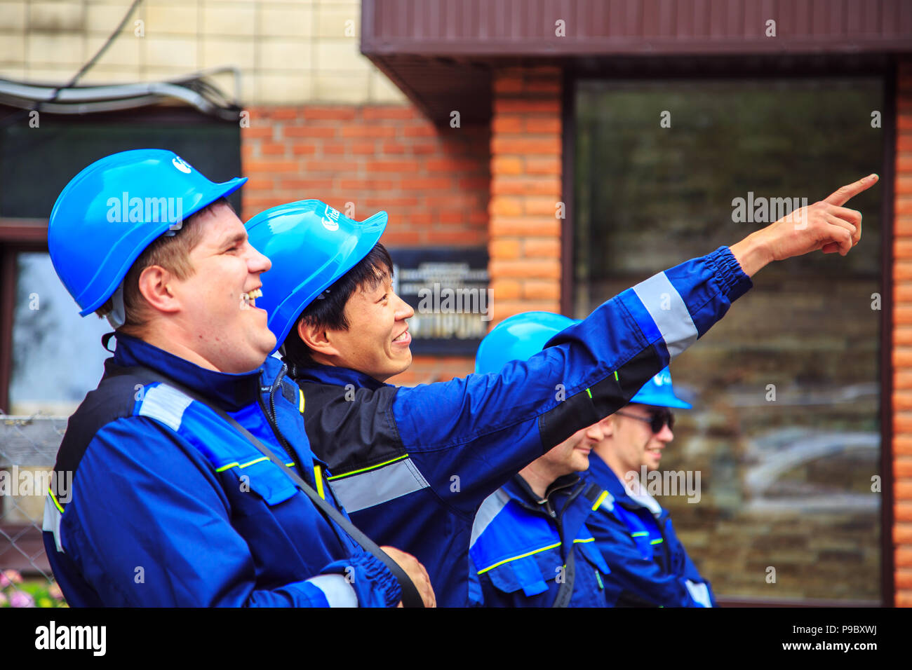 Teamwork building house structure hi-res stock photography and images ...