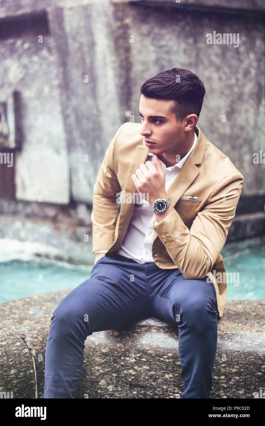 Wearing wool coat hi-res stock photography and images - Alamy