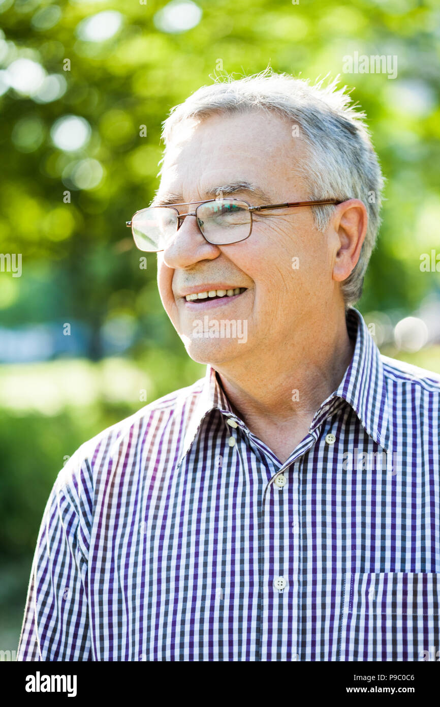 Outdoot portrait of happy senior man Stock Photo - Alamy