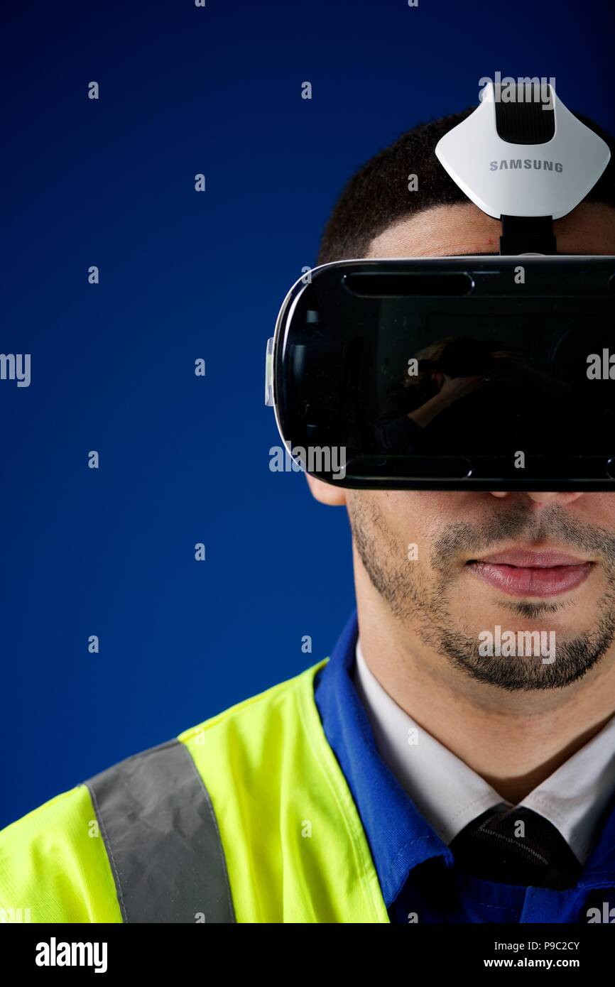 Male construction worker using VR headset for safety training Stock ...