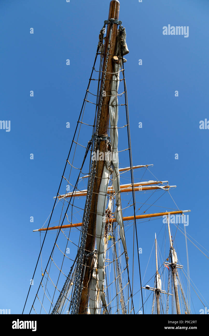 Ships spar hi-res stock photography and images - Alamy
