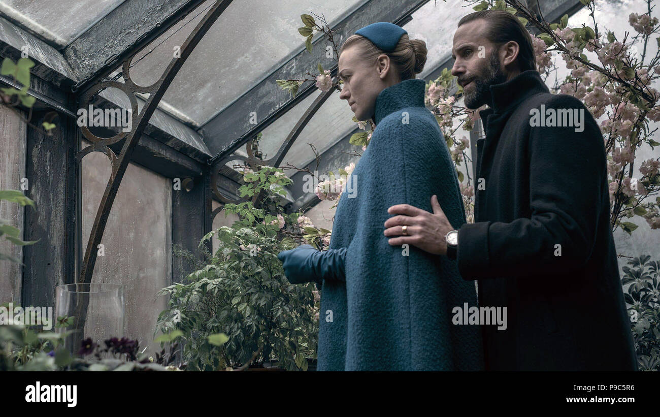 THE HANDMAID'S TALE, from left: Yvonne Strahovski, Joesph Fiennes ...