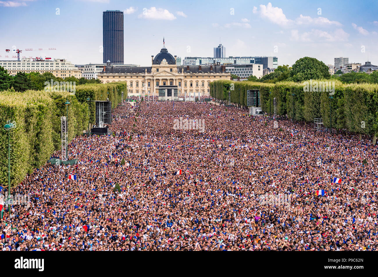 Paris, France. 15th July, 2018. Large crowds turn out in Paris to watch ...