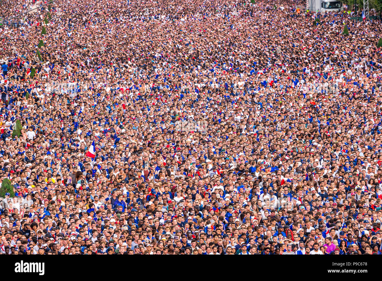 Paris, France. 15th July, 2018. Large crowds turn out in Paris to watch ...