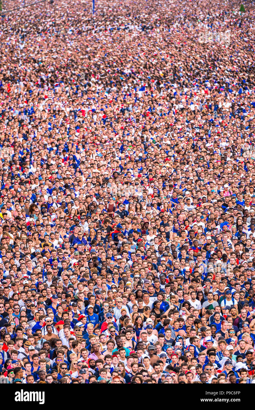 Paris, France. 15th July, 2018. Large crowds turn out in Paris to watch ...