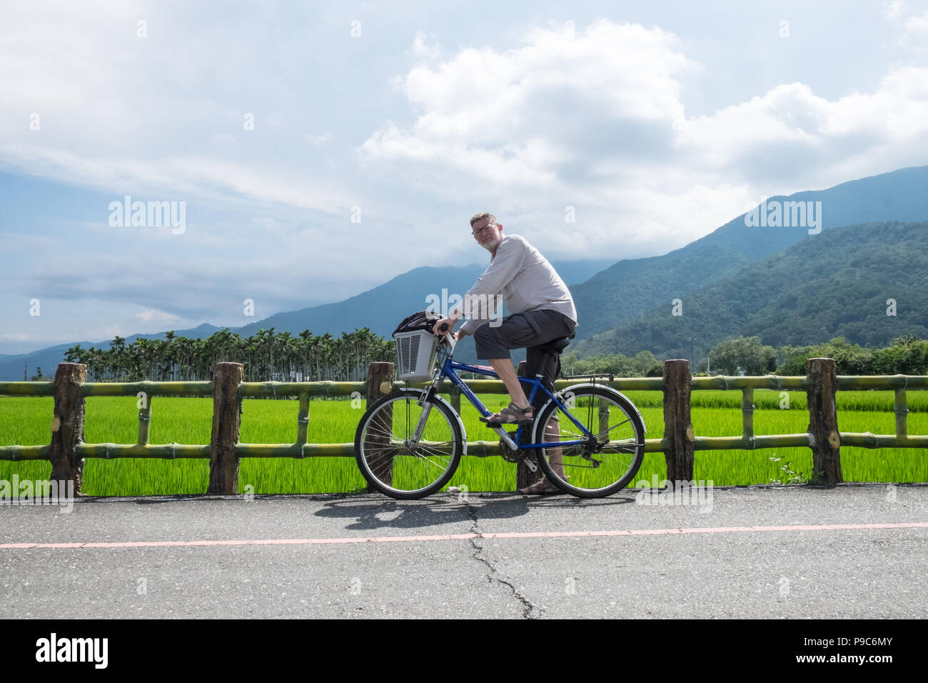 Guanshan,popular,cycling,bicycle,path,circle,loop,around,rice,fields ...