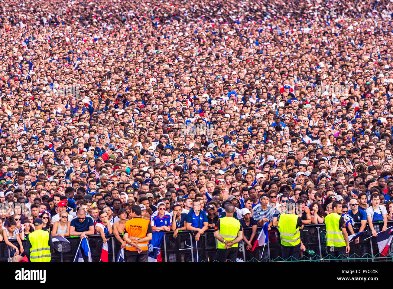 Paris, France. 15th July, 2018. Large crowds turn out in Paris to watch ...
