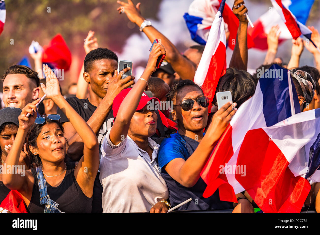 Paris, France. 15th July, 2018. Large crowds turn out in Paris to watch ...
