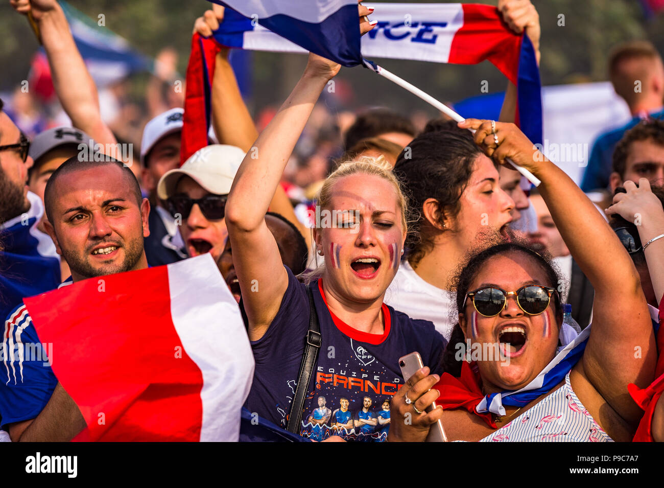 Paris, France. 15th July, 2018. Large crowds turn out in Paris to watch ...