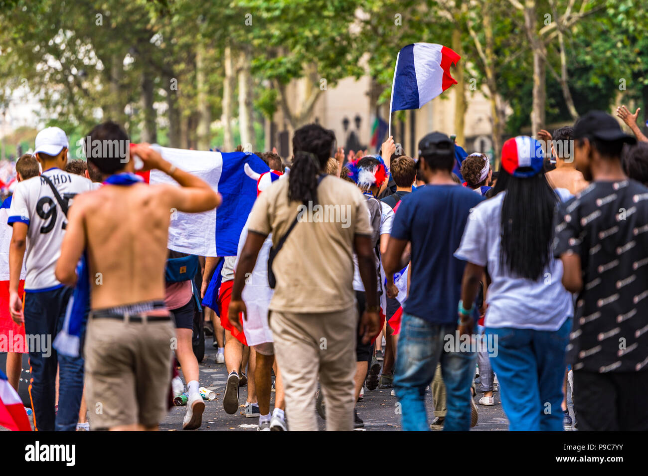 Paris, France. 15th July, 2018. Large crowds celebrate in the streets ...