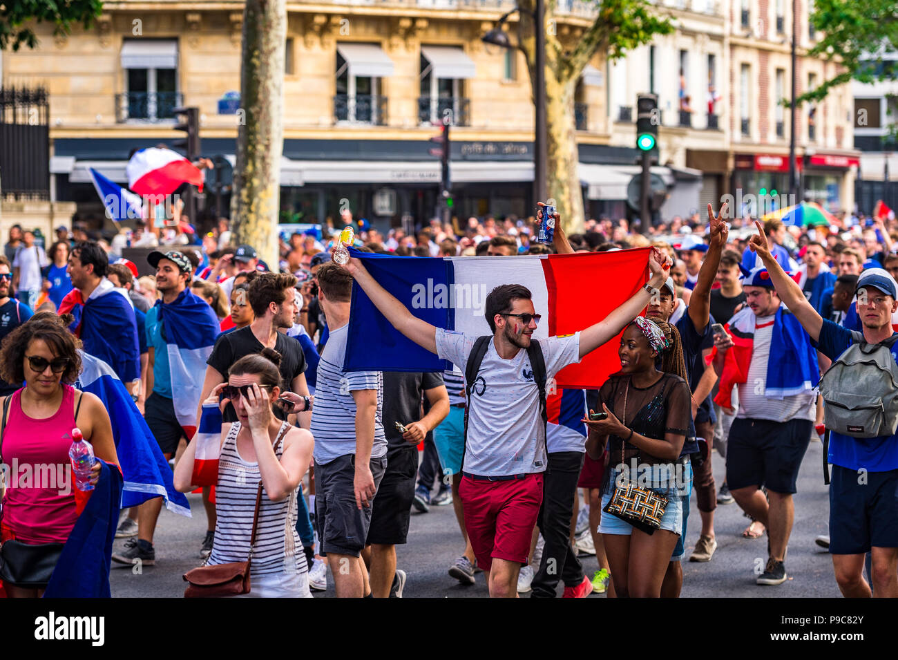 Paris, France. 15th July, 2018. Large crowds celebrate in the streets ...