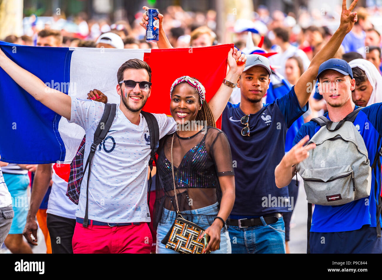 Paris, France. 15th July, 2018. Large crowds celebrate in the streets ...