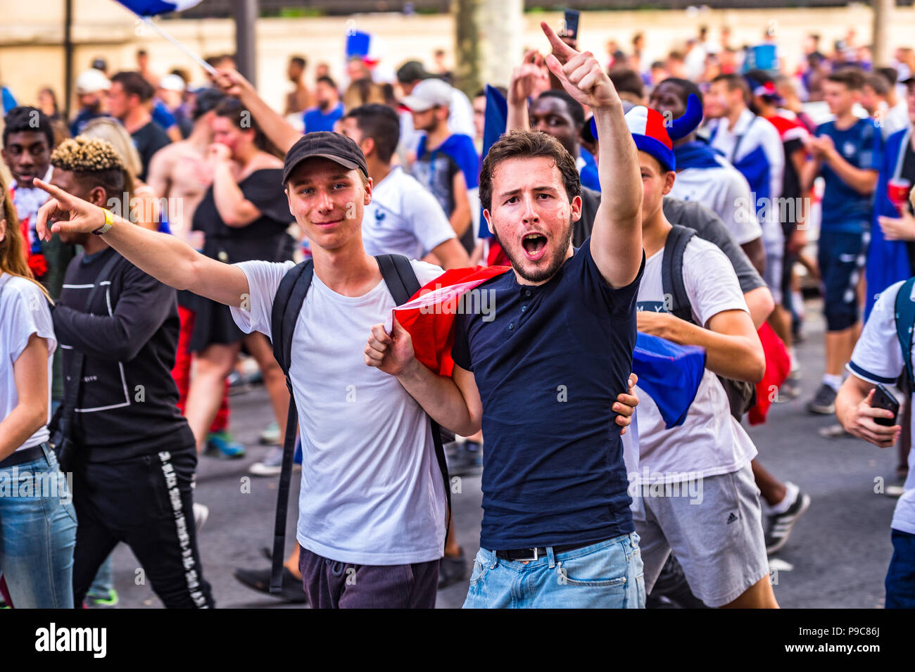 Paris, France. 15th July, 2018. Large crowds celebrate in the streets ...