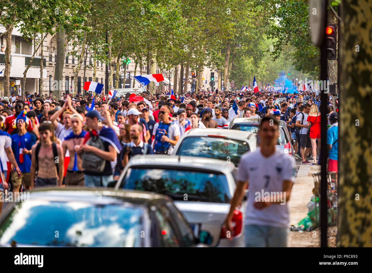 Paris, France. 15th July, 2018. Large crowds celebrate in the streets ...