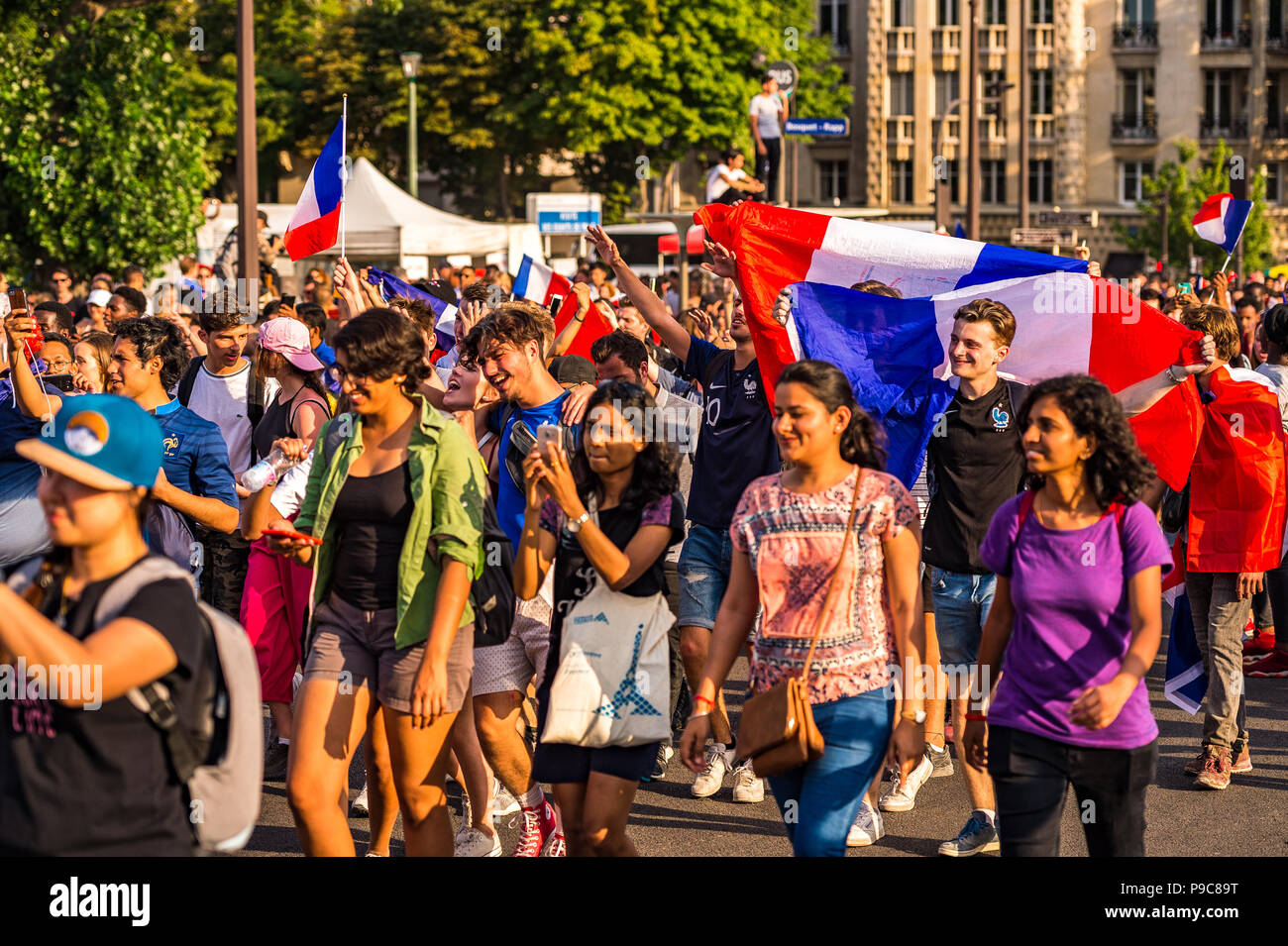 Paris, France. 15th July, 2018. Large crowds celebrate in the streets ...