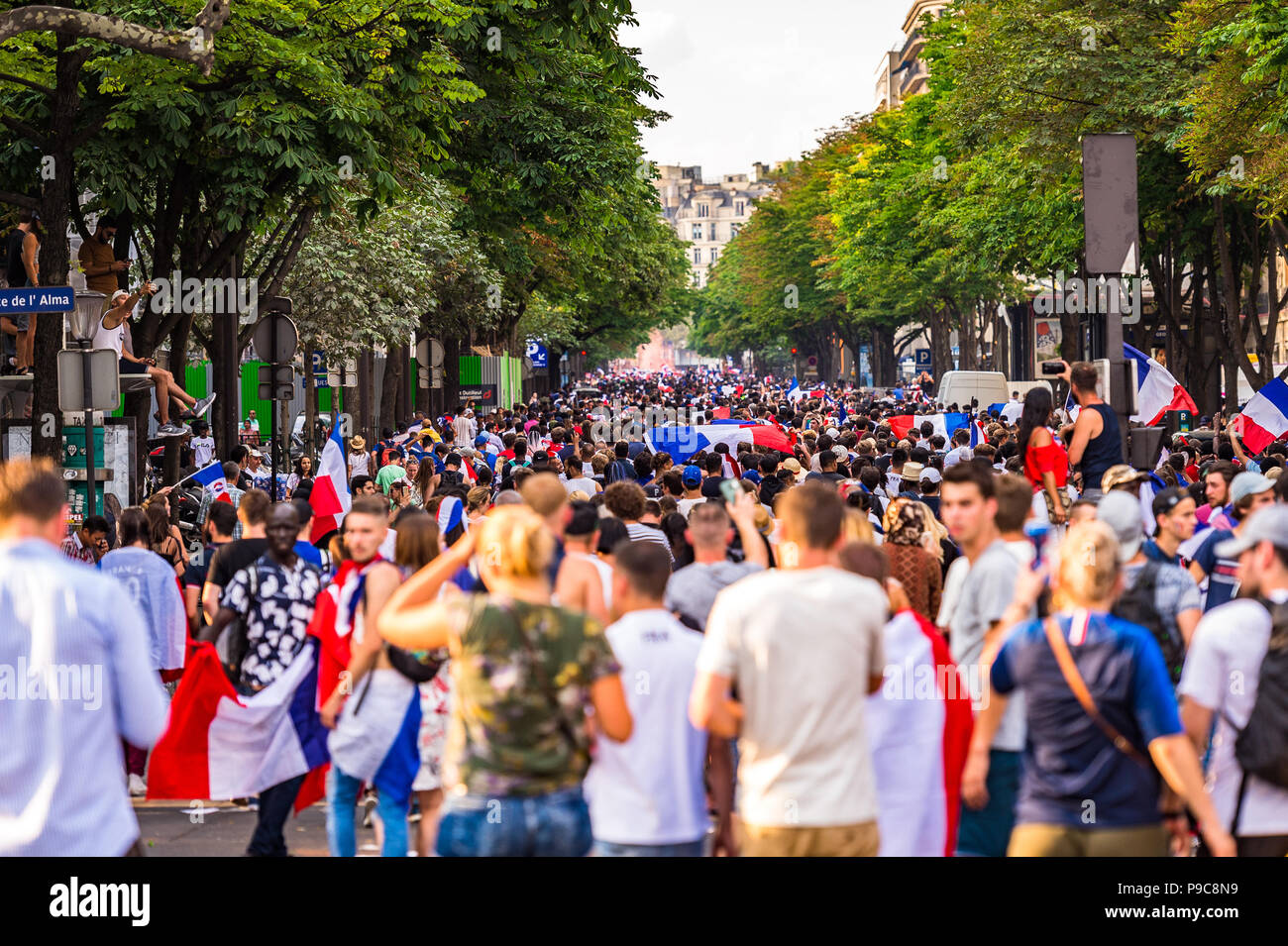 Paris, France. 15th July, 2018. Large crowds celebrate in the streets ...