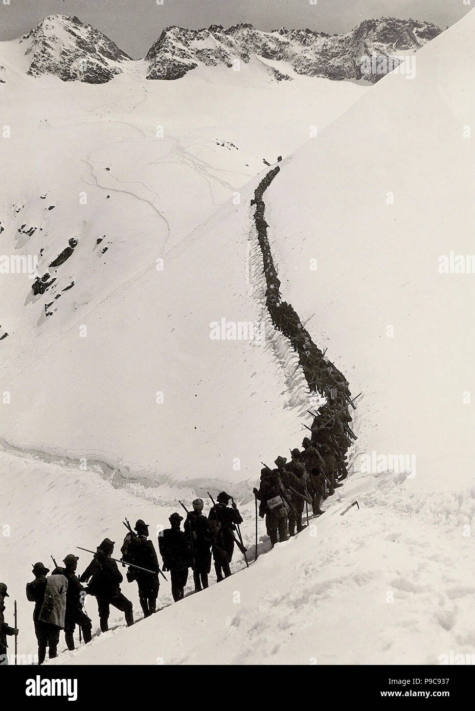 A line of Italian Alpine troops marches on Adamello 1916 Stock Photo ...