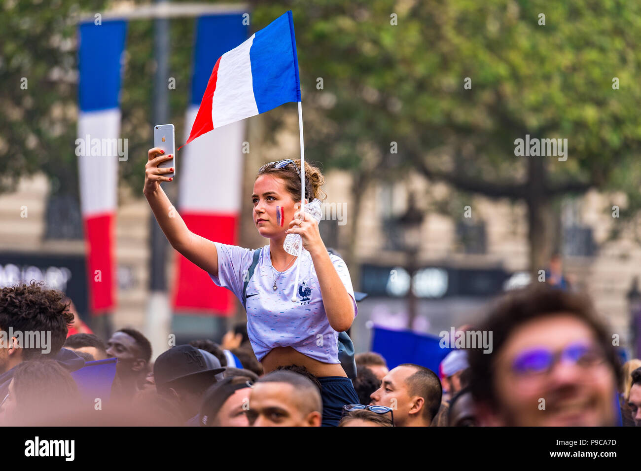 Paris, France. 15th July, 2018. Large crowds celebrate in the streets ...