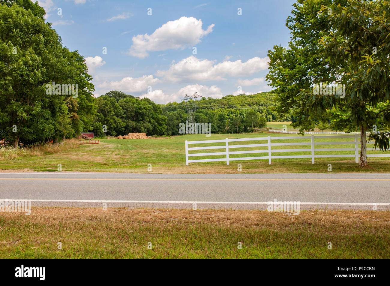 White fence farm autumn hi-res stock photography and images - Alamy