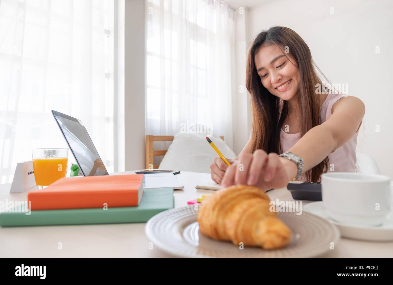 Woman work eat at desk hi-res stock photography and images - Alamy