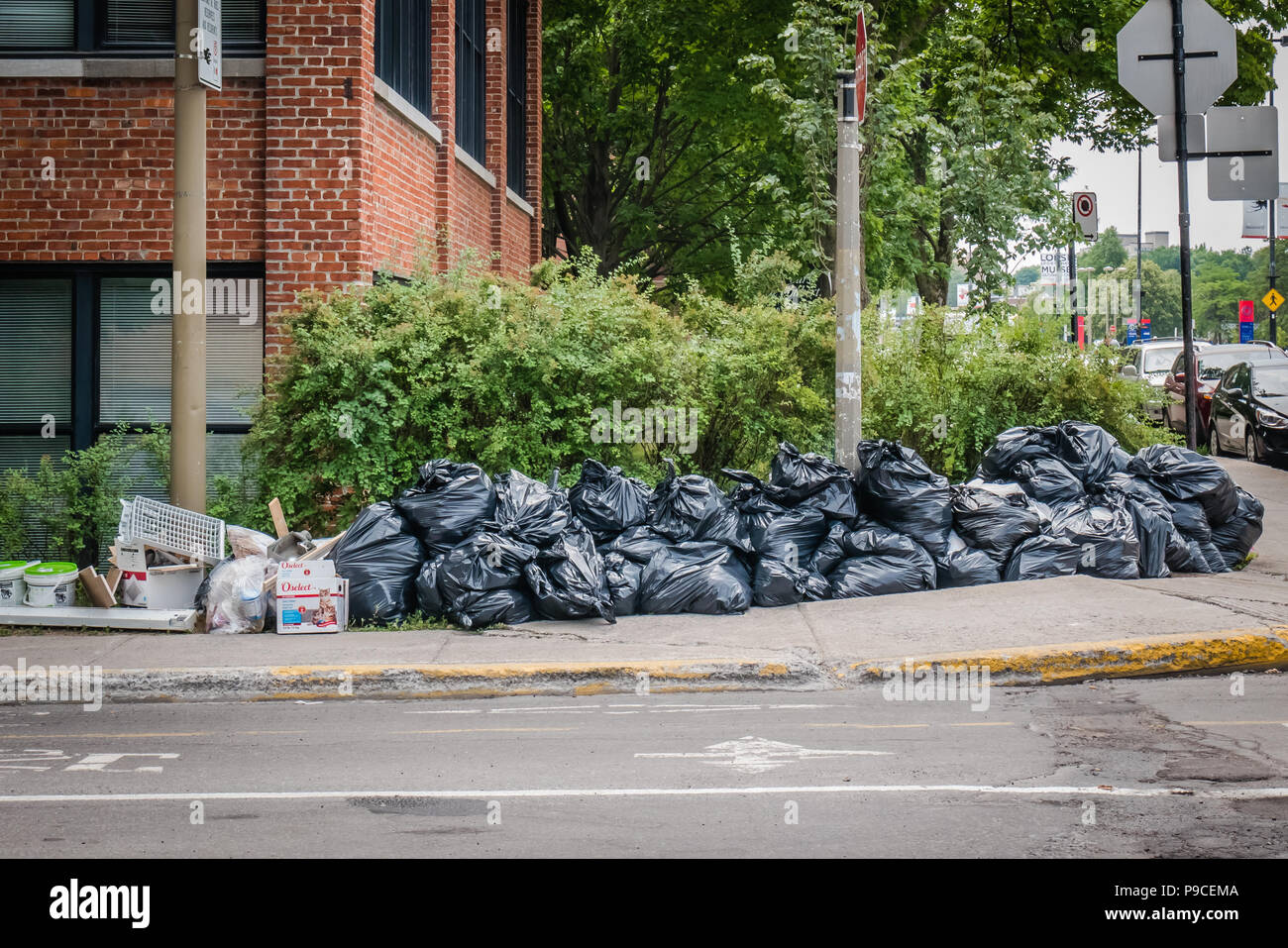 Street junk hi-res stock photography and images - Alamy