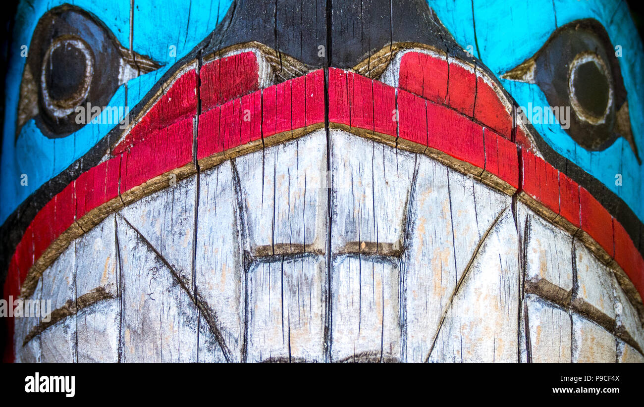 Totem pole native american bear hi-res stock photography and images - Alamy