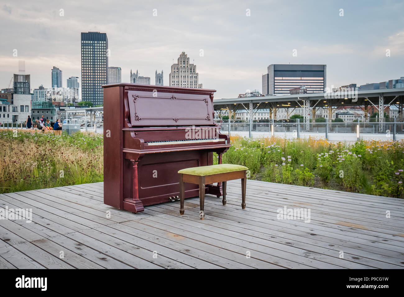 Outdoor piano hi-res stock photography and images - Alamy