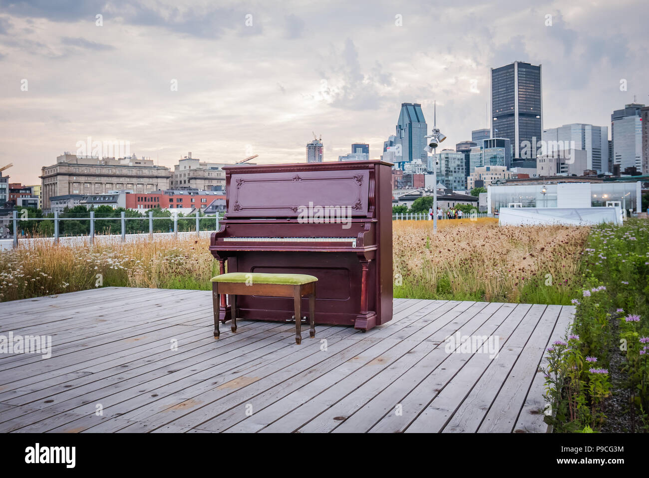 Outdoor piano hi-res stock photography and images - Alamy