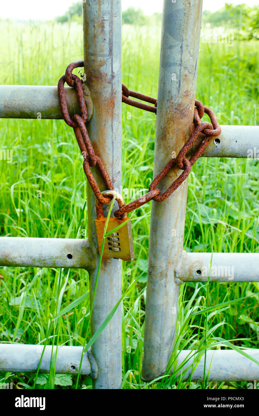 Farm gate padlock and chain hi-res stock photography and images - Alamy