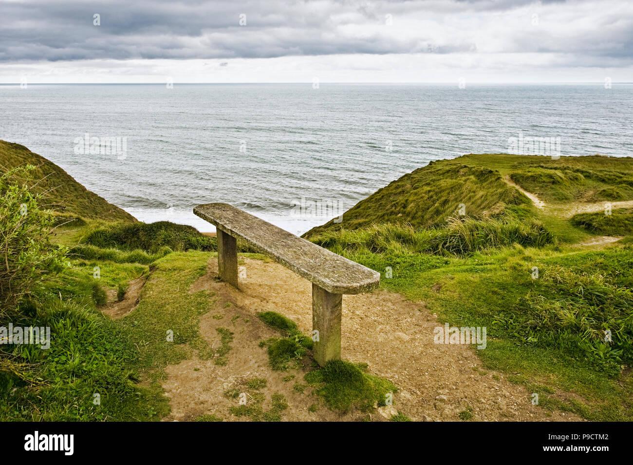 Bench on a cliff hi-res stock photography and images - Alamy