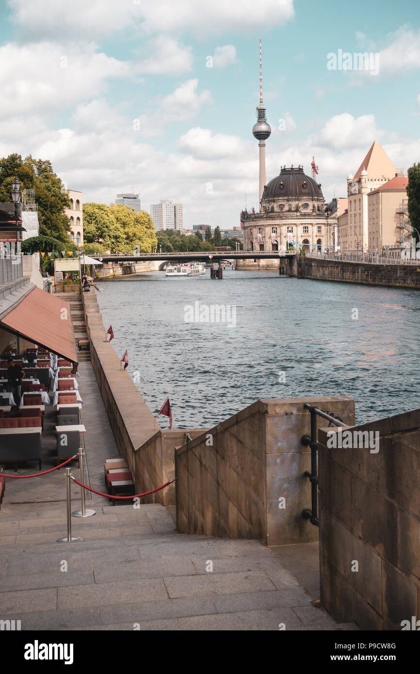 Berlin city center river channel hi-res stock photography and images ...